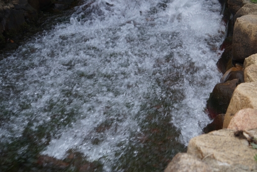 荒れた川の写真素材｜写真素材なら「写真AC」無料（フリー）ダウンロードOK