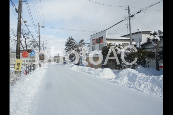 雪の通学路・北海道 - No: 3108007｜写真素材なら「写真AC」無料（フリー）ダウンロードOK
