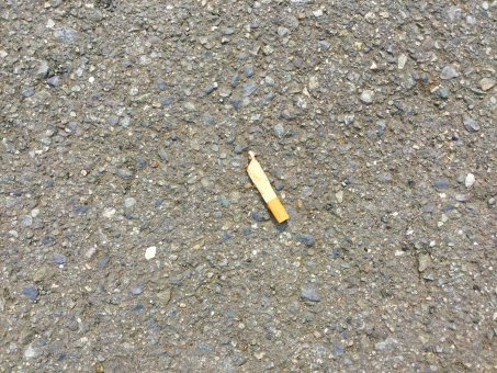 タバコのポイ捨ての写真素材｜写真素材なら「写真AC」無料（フリー）ダウンロードOK
