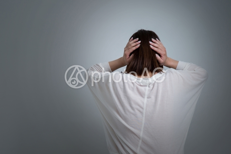 絶望する女性 - No: 1589102｜写真素材なら「写真AC」無料（フリー）ダウンロードOK