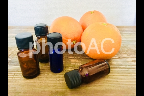 エッセンシャルオイルとオレンジ - No: 1525340｜写真素材なら「写真AC」無料（フリー）ダウンロードOK